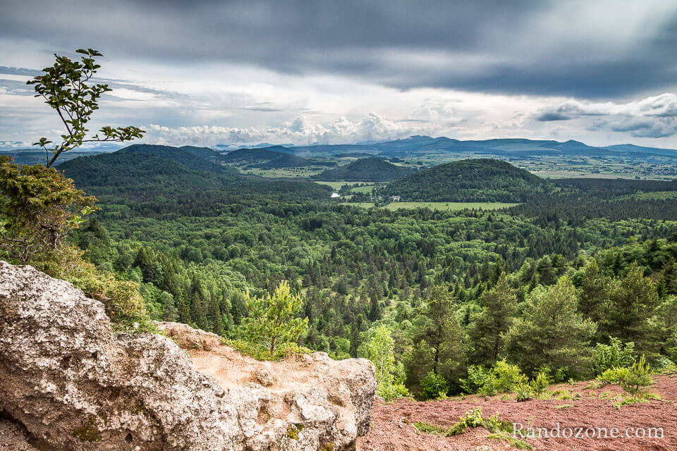 Sentier de grande randonnée GR 441 : Tour de la Chaîne des Puys - Massif...